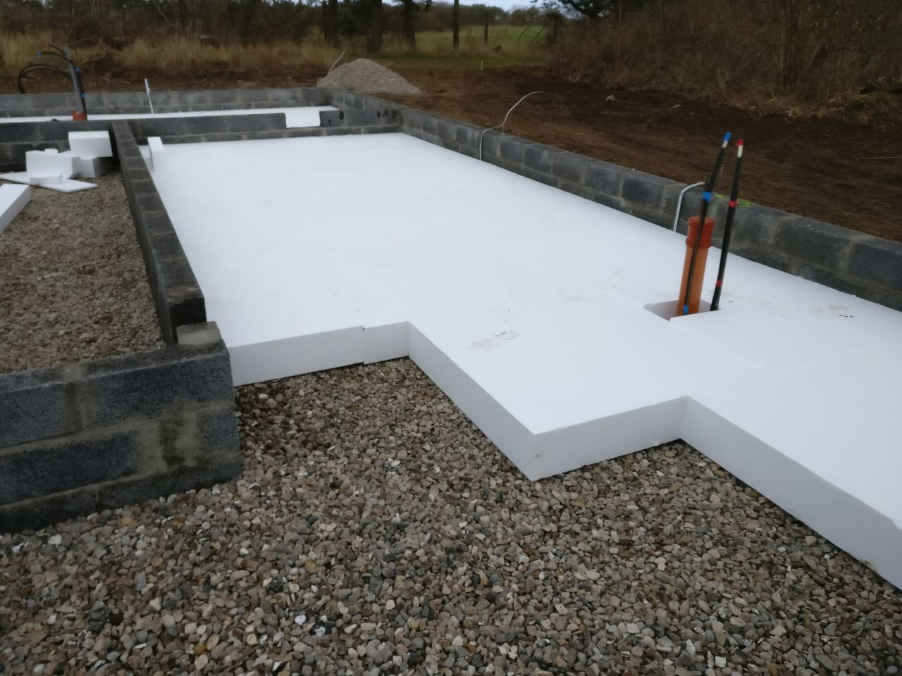 Så er der rette t af indenfor fundamentet og vi kan begynde at isolere ...